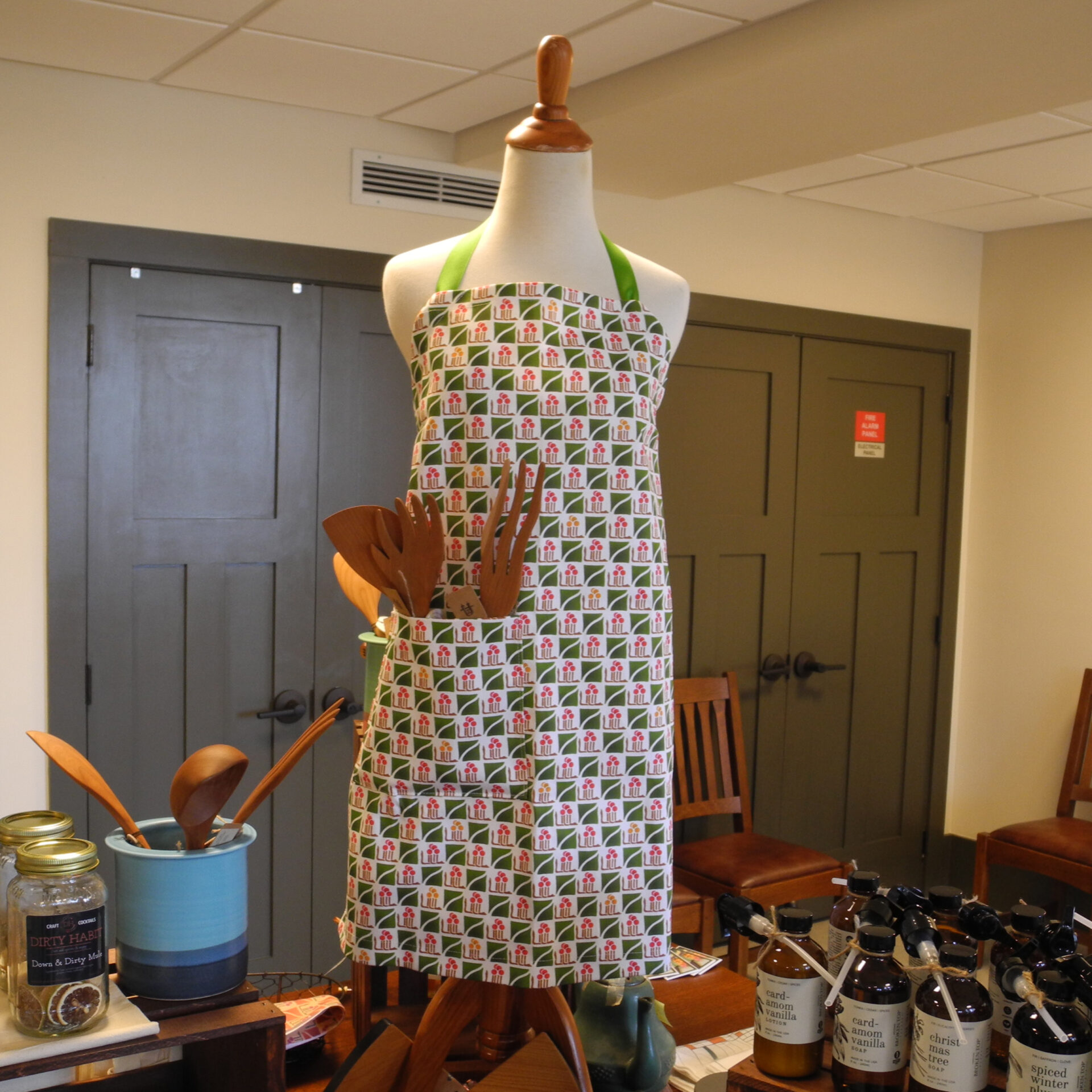 Heavy Duty Cotton Apron – Leaf and Berry – Stickley Museum